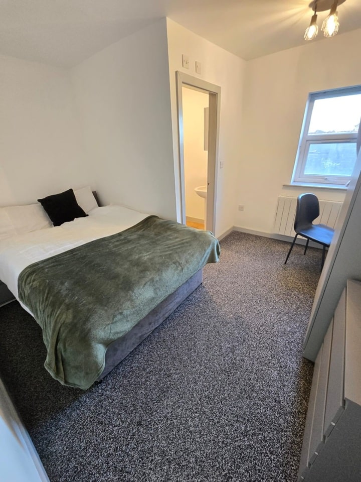 Modern Double Room with Private Bathroom – Wakefield City Centre ...